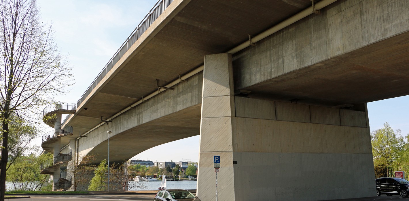 Unterführung an Kurt Schumacher Brücke für Pkw gesperrt: Fuß und ...